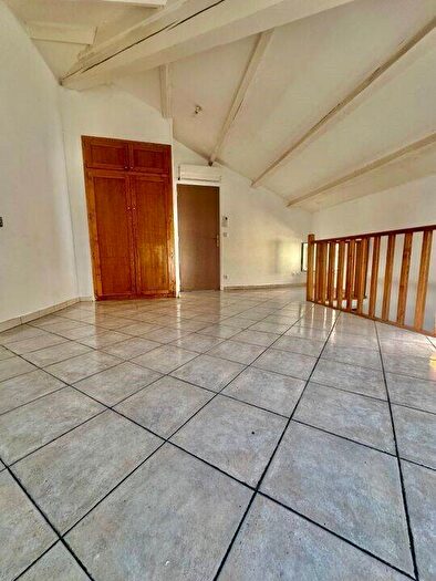 Saint-Geniès-de-Comolas : Appartement 2 pièces à louer