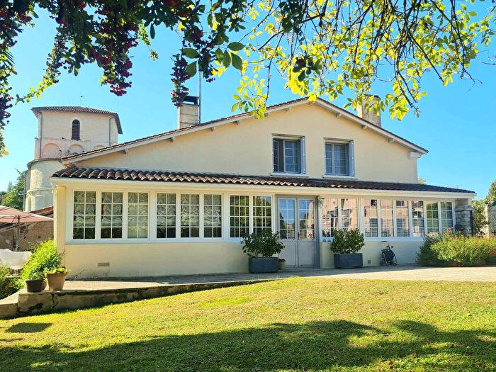 Saint-Laurent-des-Combes : Maison 5 pièces à vendre