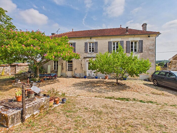 Maison 8 pièces à vendre à Angeac-Charente
