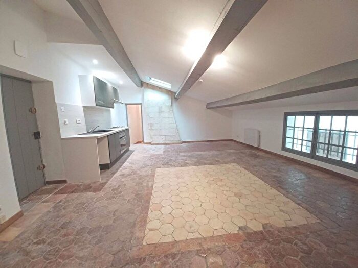 Les Cariatides, Beaucaire : Appartement 1 pièce à louer