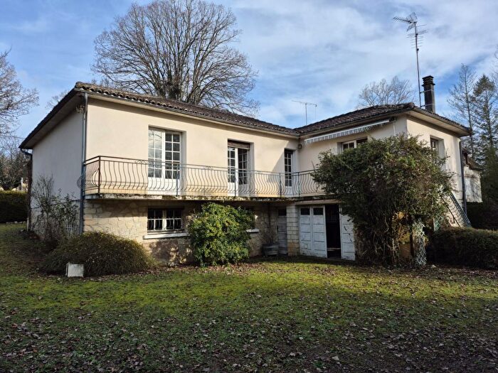 Maison à vendre - Javerlhac-et-la-Chapelle-Saint-Robert - 6 pièces - 5 chambres