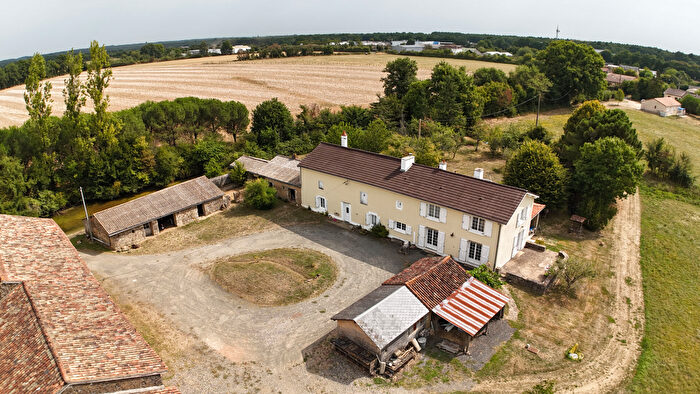 Maison à vendre - Iteuil - 9 pièces - 4 chambres