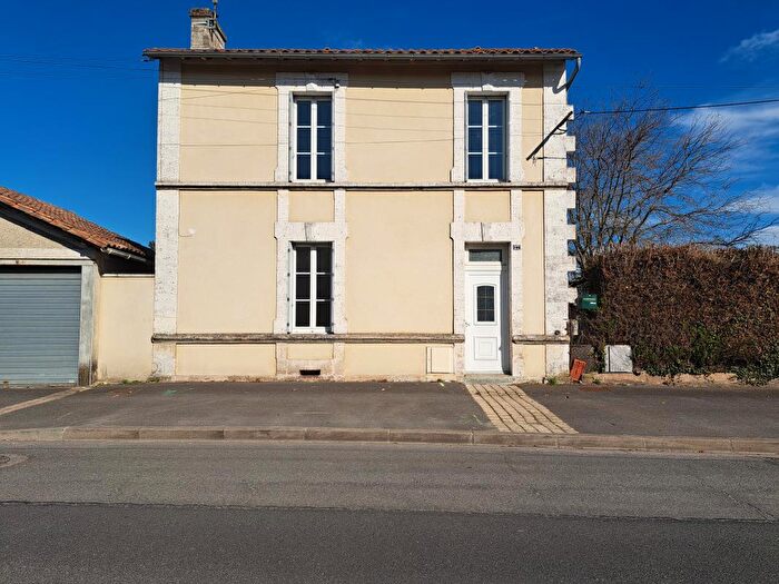 Maison 6 pièces à louer - Barbezieux-Saint-Hilaire