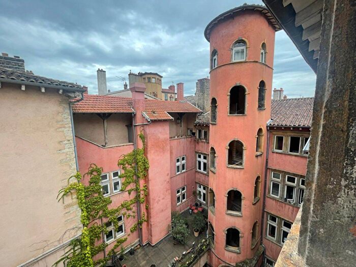 Appartement à louer - Vieux Lyon, Lyon ème arrondissement - 4 pièces - 3 chambres