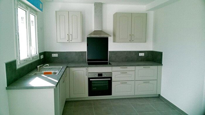 Maison à louer - Saint-Vaast-en-Chaussée - 5 pièces - 4 chambres