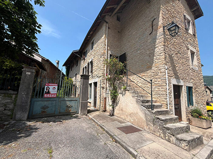 Maison à vendre - Vertrieu - 10 pièces - 8 chambres