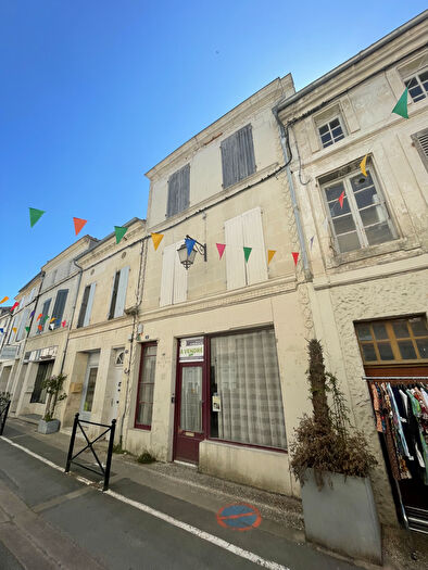 Maison à vendre - Saint-Savinien - 7 pièces - 5 chambres