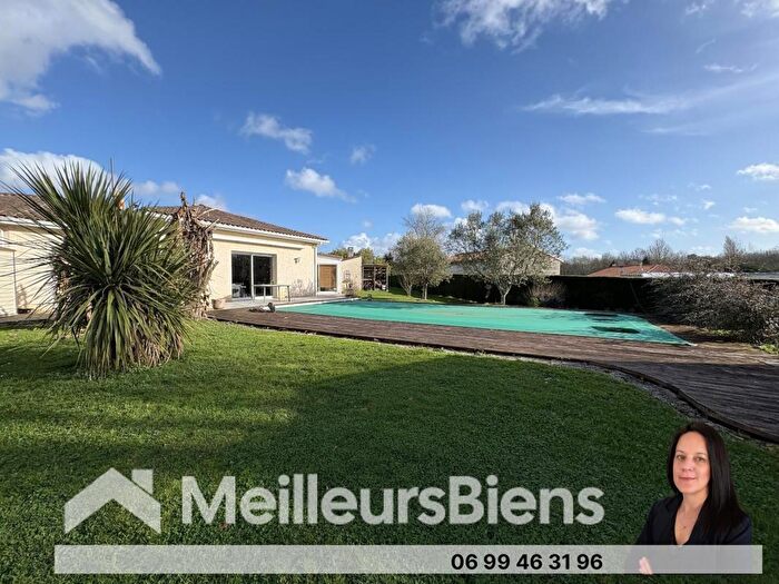 Maison à vendre - Chepniers - 5 pièces - 4 chambres