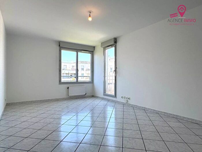 Appartement à louer - Le Centre, Vaulx-en-Velin - 2 pièces - 1 chambre