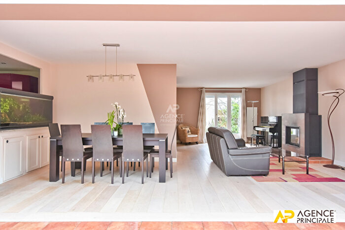 Le Mesnil-le-Roi : Maison 8 pièces à louer