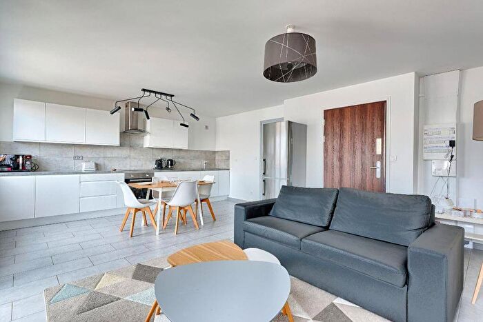 Appartement à louer - Le Bachut, Lyon ème arrondissement - 4 pièces - 3 chambres