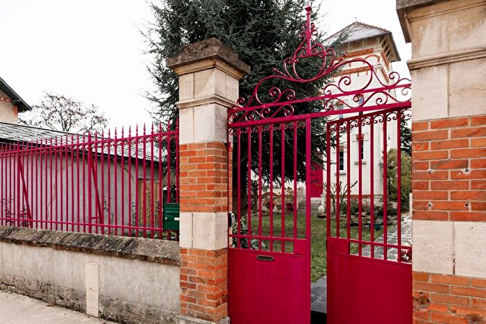 Maison à vendre - Orléans, La Cigogne - 8 pièces - 5 chambres