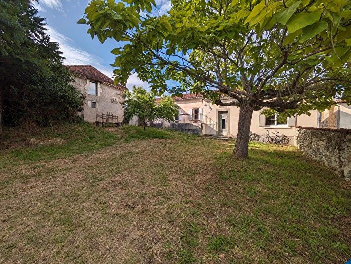 Maison à vendre - Aubeterre-sur-Dronne - 5 pièces - 3 chambres