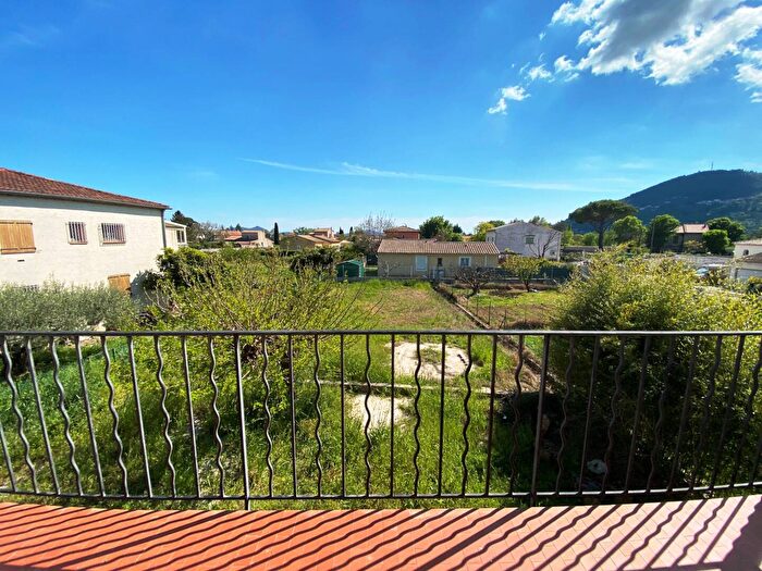 Appartement à louer - Solliès-Pont - 3 pièces - 2 chambres