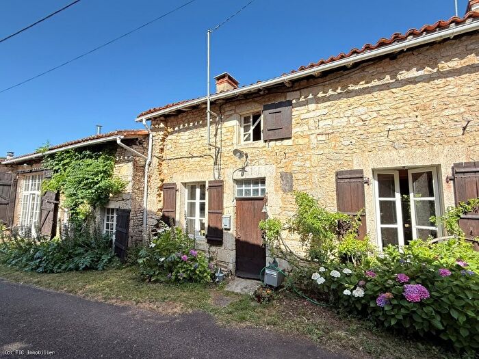 Champagne-Mouton : Maison 9 pièces à vendre
