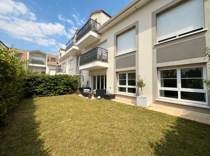 Pontault-Combault, Centre commercial : Appartement 3 pièces à louer