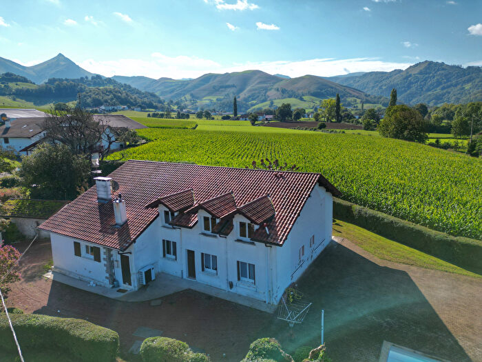 Maison à vendre - Saint-Jean-Pied-de-Port - 11 pièces - 8 chambres