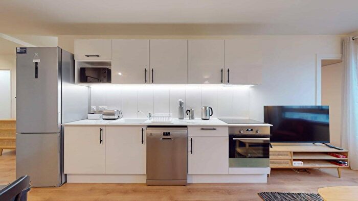 Appartement à louer - Gambetta, Courbevoie - 5 pièces - 4 chambres