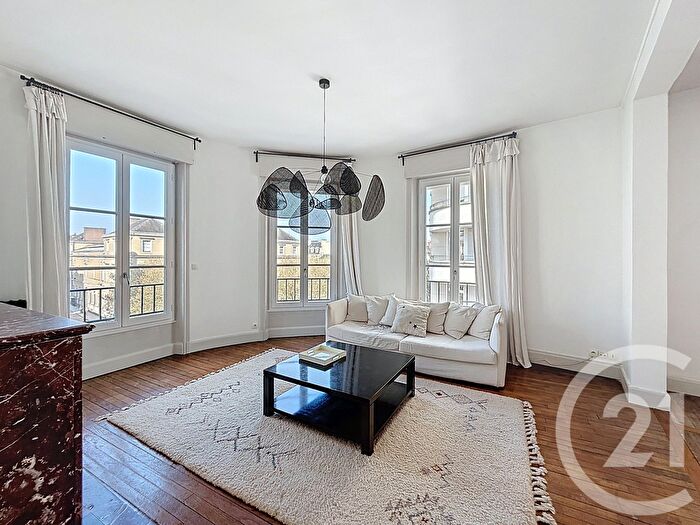 Appartement à vendre - Quartiers Centre, Colombier - 6 pièces - 4 chambres