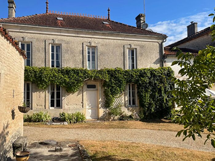Maison à vendre - Saint-Pierre-de-Juillers - 15 pièces - 8 chambres