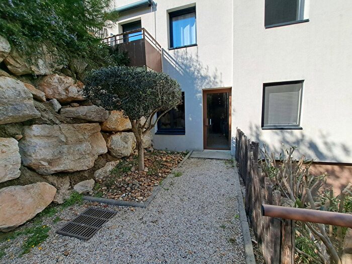 Appartement à louer - Montagne des Chèvres, Villeneuve-lès-Avignon - 1 pièce