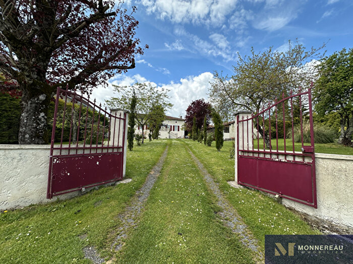 Maison à vendre - Challignac - 5 pièces - 3 chambres