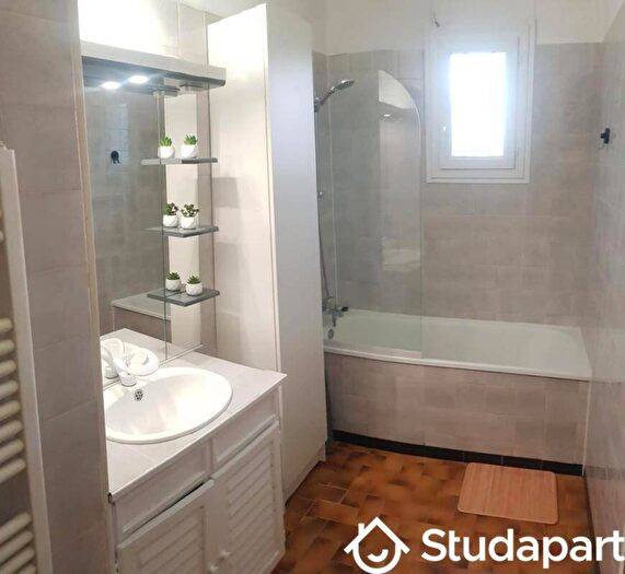 Appartement à louer - Bruèges, Alès - 1 pièce - 5 chambres