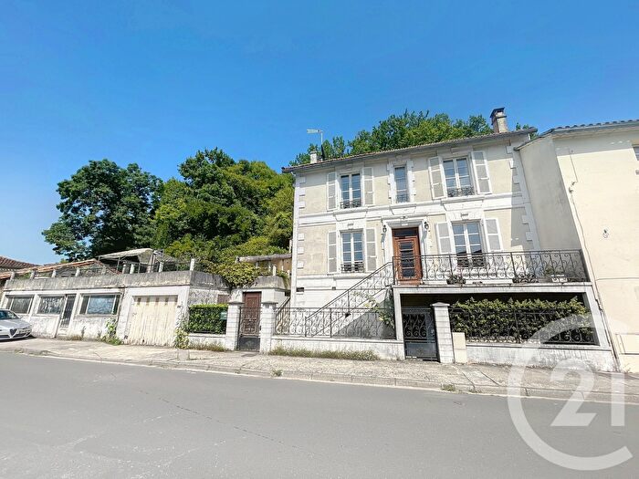 Montignac-Charente : Maison 5 pièces à vendre