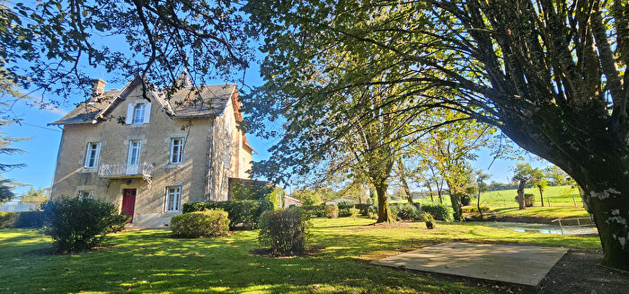 Maison à vendre - Pleuville - 9 pièces - 5 chambres