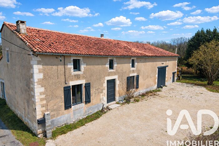 Maison à vendre - Saint-Amant-de-Bonnieure - 6 pièces - 4 chambres