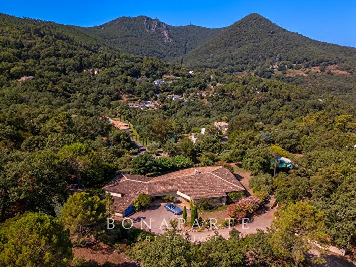 Maison à vendre - Fréjus, Saint-Jean - 7 pièces - 4 chambres