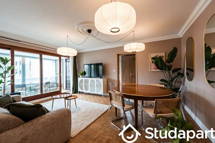 Appartement à louer - Montessuy, Caluire-et-Cuire - 1 pièce - 3 chambres