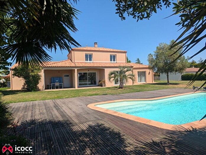 Maison 8 pièces à Saint-Jean-de-Beugné, à vendre
