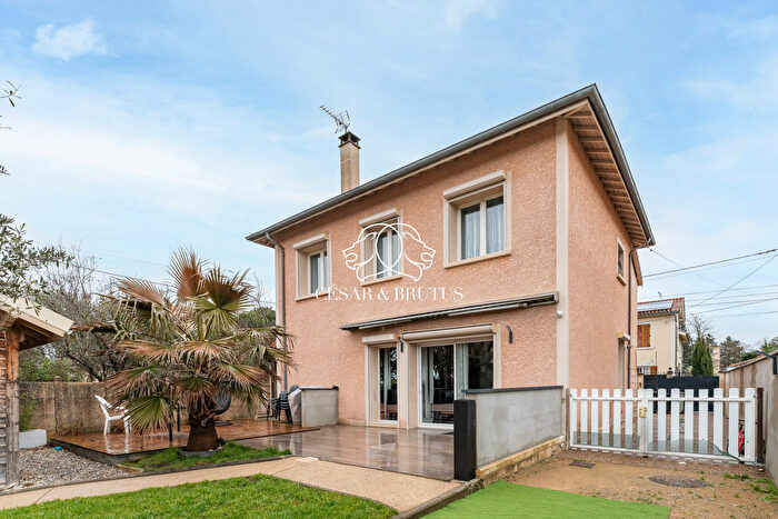 Maison à vendre - Vaulx-en-Velin, Vaulx en Velin Sud - 7 pièces - 4 chambres