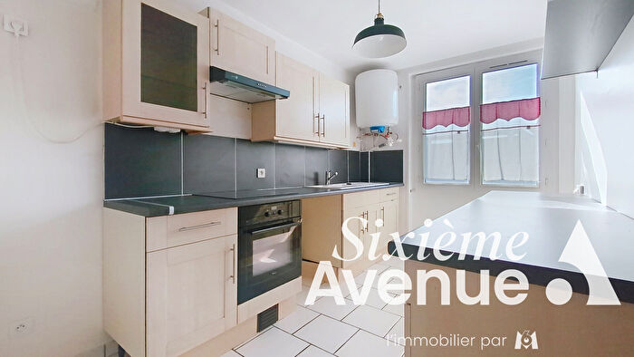 Saint-Priest, Centre-ville : Appartement 3 pièces à vendre