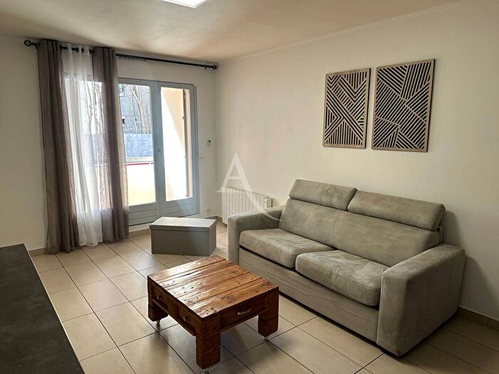 Appartement à louer - Beaucaire, Nîmes - 1 pièce