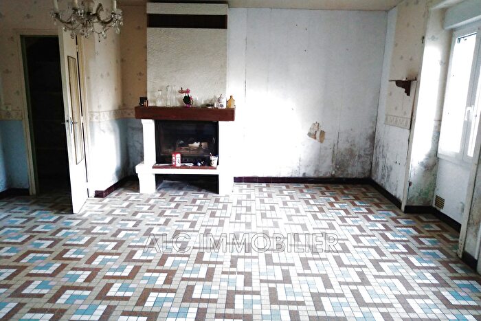 Saint-Pierre-des-Nids : Maison 2 pièces à vendre