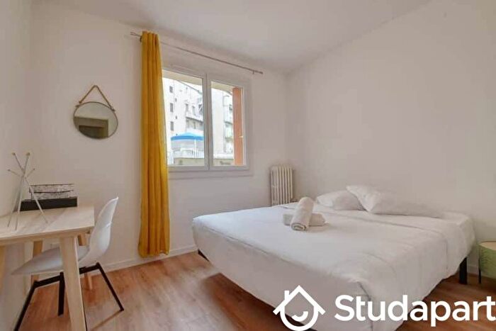 Appartement à louer - Cinq Avenues, Marseille ème arrondissement - 1 pièce - 2 chambres