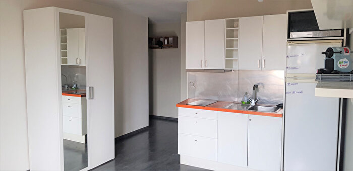 Appartement à louer - Pontault-Combault, Centre commercial - 1 pièce