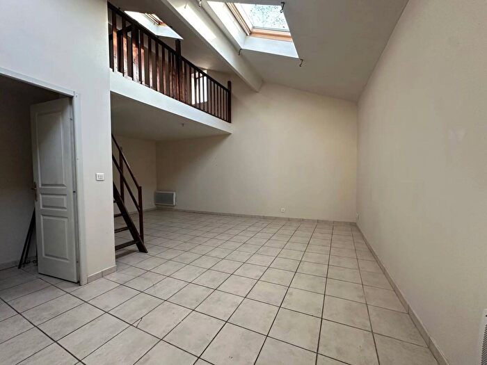 Appartement à louer - Sainte-Foy-la-Grande - 3 pièces - 2 chambres