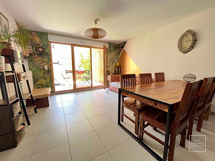 Appartement à louer - Zone Industrielle, Neuville sur Saone - 4 pièces - 3 chambres