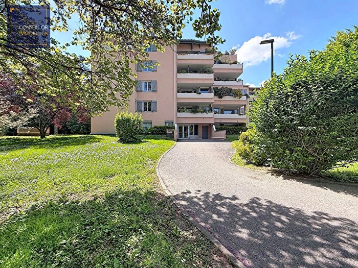 Saint-Genis-Laval, Centre-ville : Appartement 4 pièces à vendre
