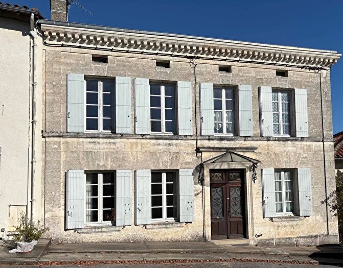 Maison à vendre - Aubeterre-sur-Dronne - 8 pièces - 3 chambres