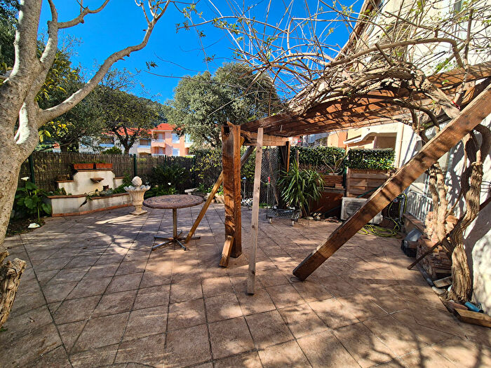 Appartement à louer - Roquebrune-sur-Argens - 3 pièces - 2 chambres