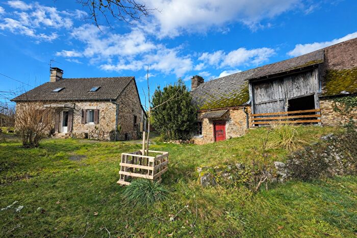 Maison à vendre - Soursac - 5 pièces - 3 chambres