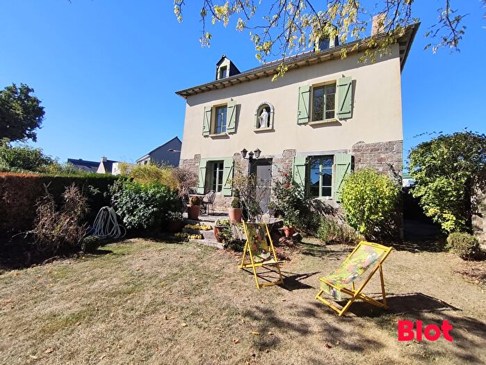 Montreuil-le-Gast : Maison 10 pièces à vendre