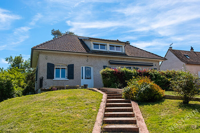 Maison 8 pièces à Fontaines, à vendre