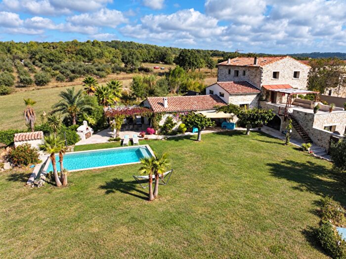 Castelnau-Valence : Maison 9 pièces à vendre
