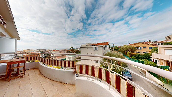 Appartement à louer - Antibes, Antibes-les-Pins, Trianon, Le Fournel, Peyregoue - 3 pièces - 2 chambres