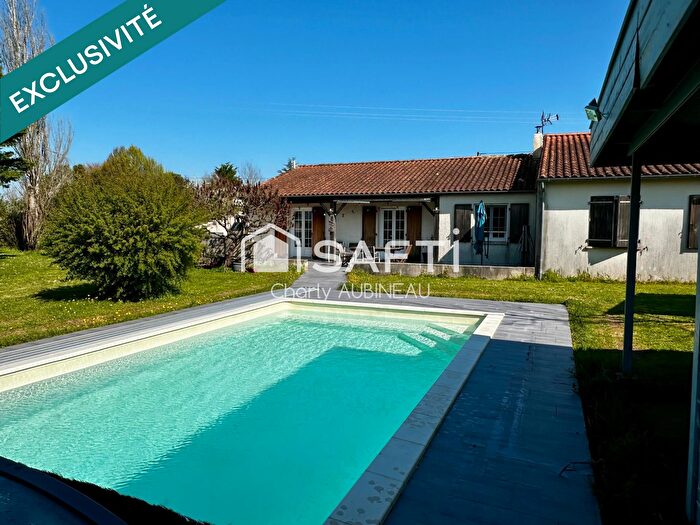 Maison à vendre - Prissé-la-Charrière - 7 pièces - 4 chambres